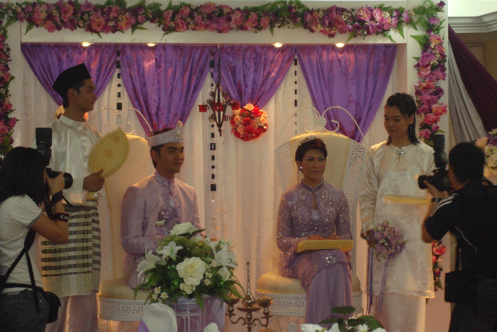 LILY'S FASHION & BRIDAL GALLERY: LAGI PERKAHWINAN TEMA UNGU