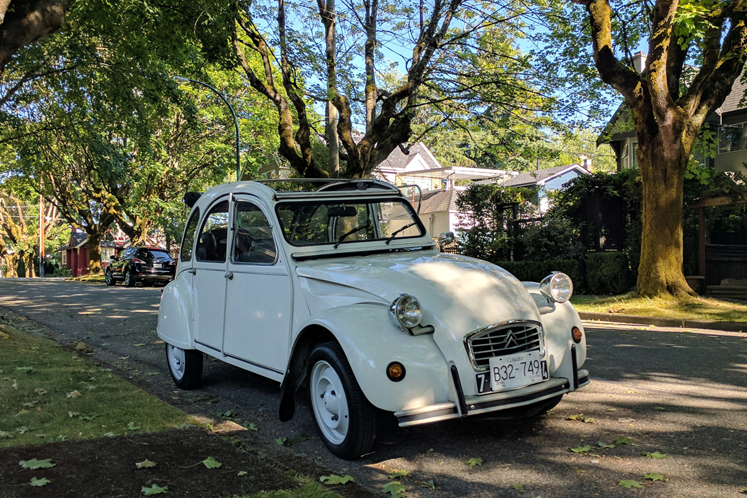 Old Parked Cars Vancouver: 1990 Citroën 2CV6 Spécial