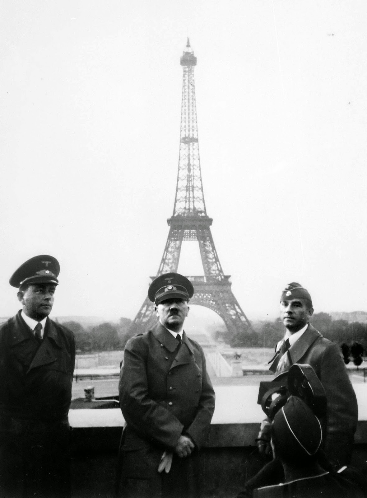 ChristianPFC - Adventures in Thailand: Adolf Hitler in Paris