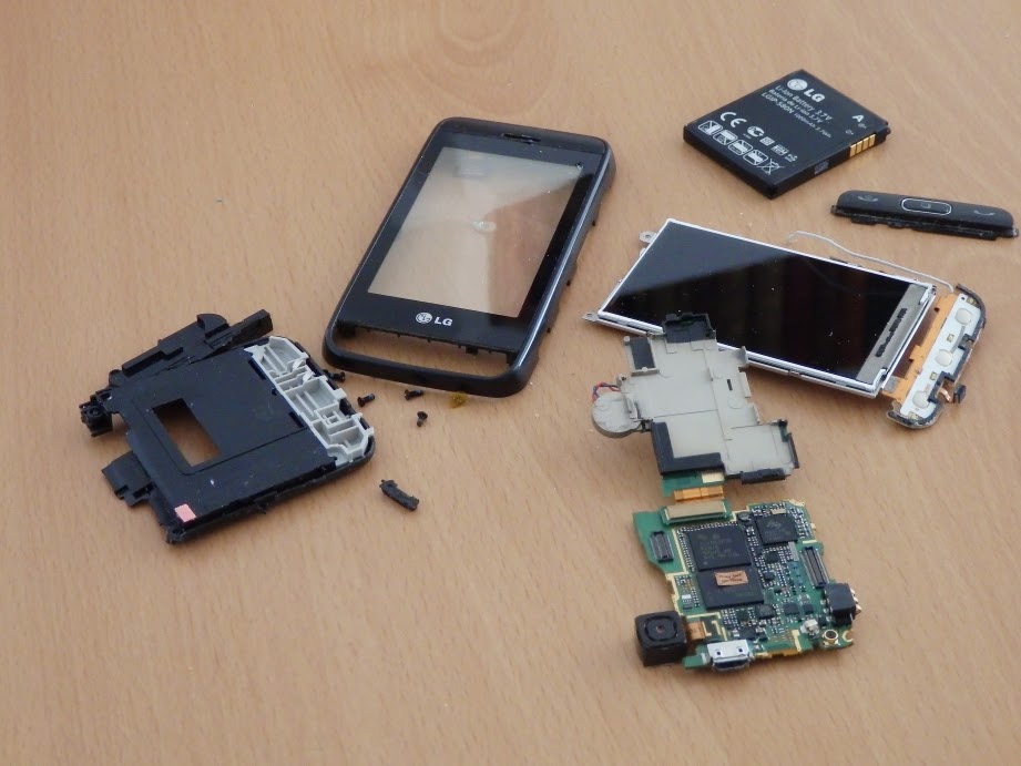 Alma de herrero: Despiece de un teléfono móvil remojado