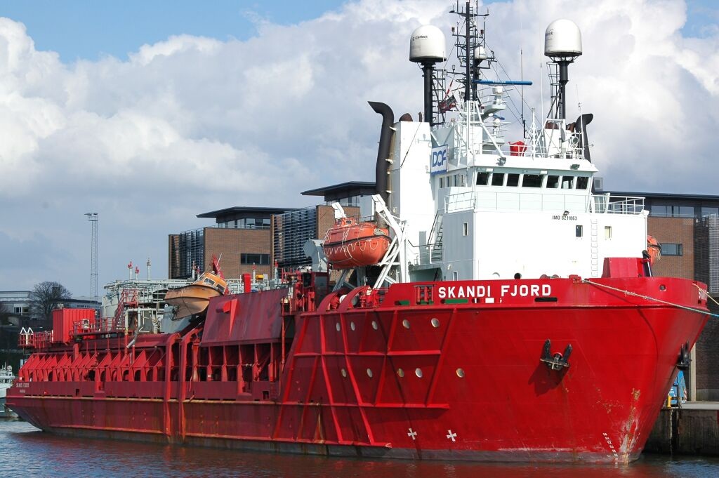 NAVIOS AHTS E PSV DO PORTO DE MACAE-RJ-BRASIL (IMBETIBA) E (FUTURO ...