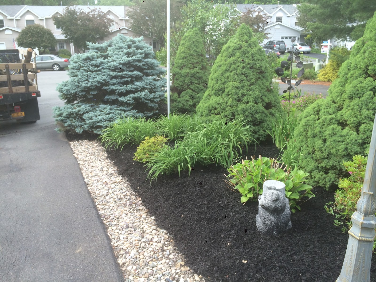 Bryk City Landscaping: Mulch Spreading