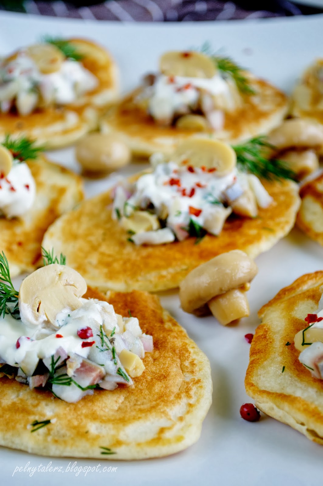 Bliny pszenno-gryczane z sałatką śledziową