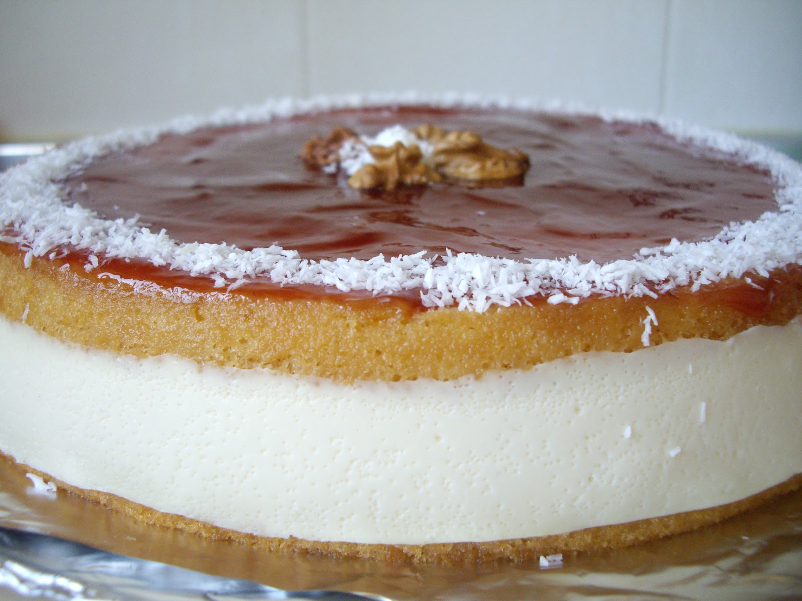 Tarta de cuajada con cobertura y base de bizcocho