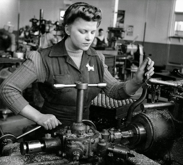 Pictures of South Australian Women Working in a Munitions Factory ...