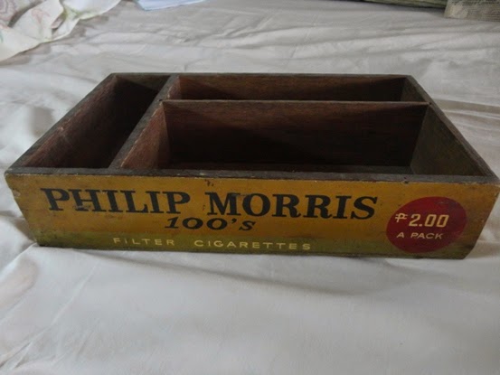 A FLY AND A FLEA: 303. VINTAGE PHILIP MORRIS VENDOR'S BOX