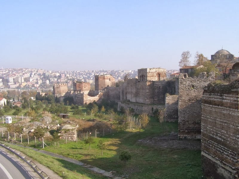 ΚΩΝΣΤΑΝΤΙΝΟΥΠΟΛΗ: ΣΤΑ ΧΕΡΣΑΙΑ ΤΕΙΧΗ ΤΗΣ ΚΩΝΣΤΑΝΤΙΝΟΥΠΟΛΗΣ.