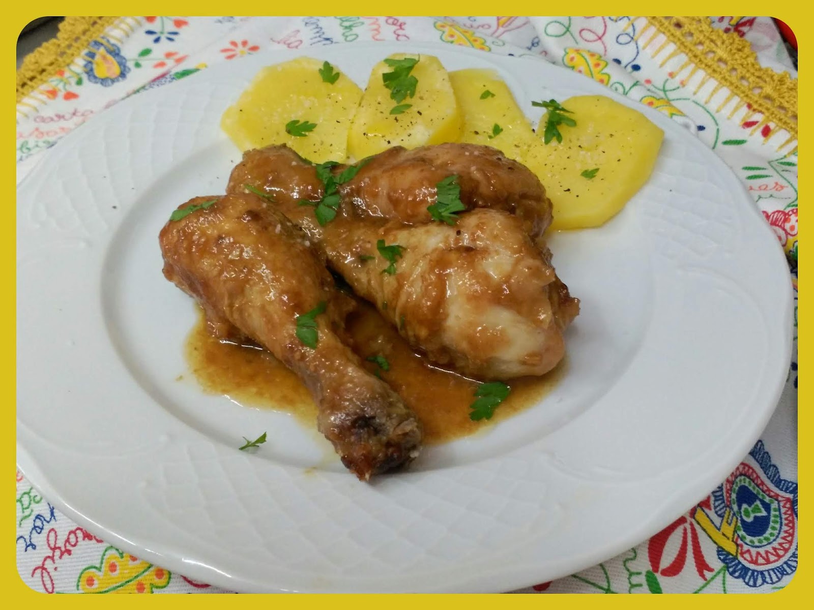 VIRGINIA CONSUSCOSAS: MUSLOS DE POLLO CON SALSA AL AJILLO Y PATATAS VAPOR