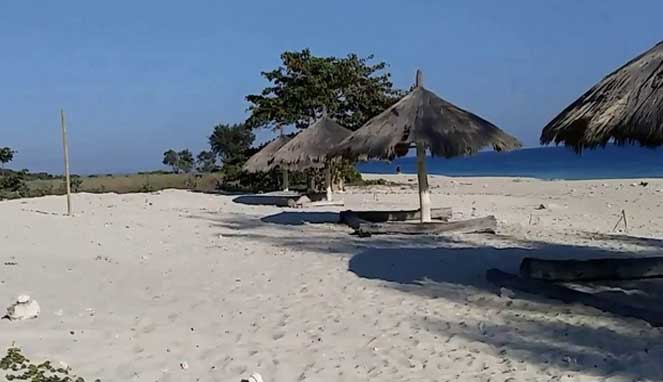 MENIKMATI KEINDAHAN PANTAI MANANGA ABA YANG TERSEMBUNYI