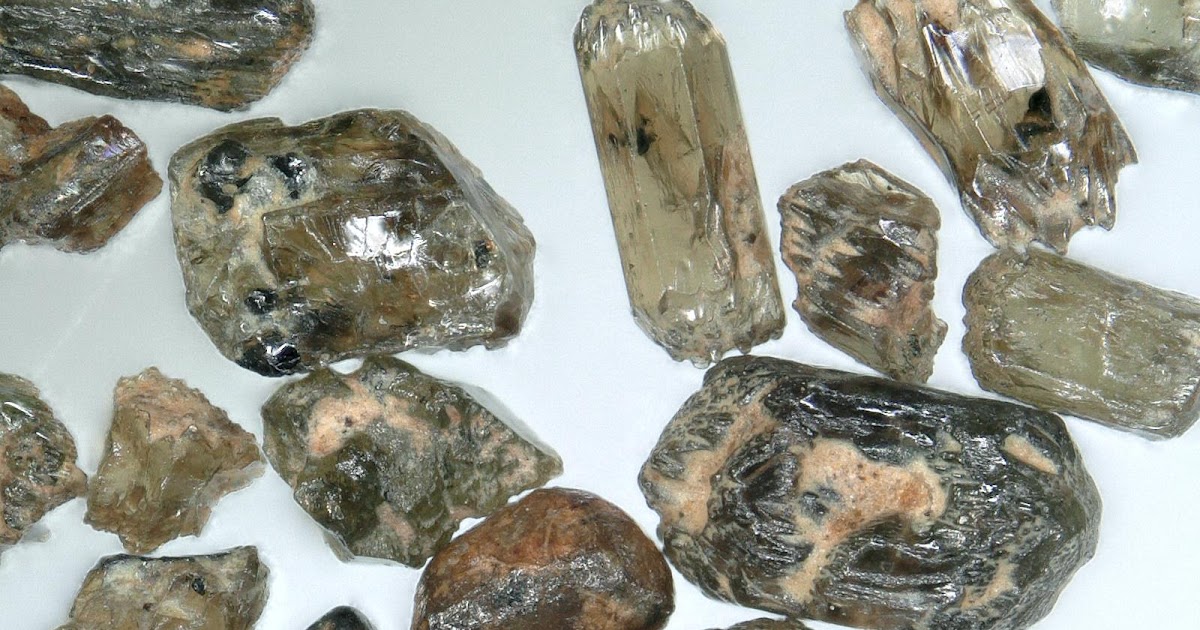 【mineral photo】brown hypersthene crystals from Fukushima, Japan