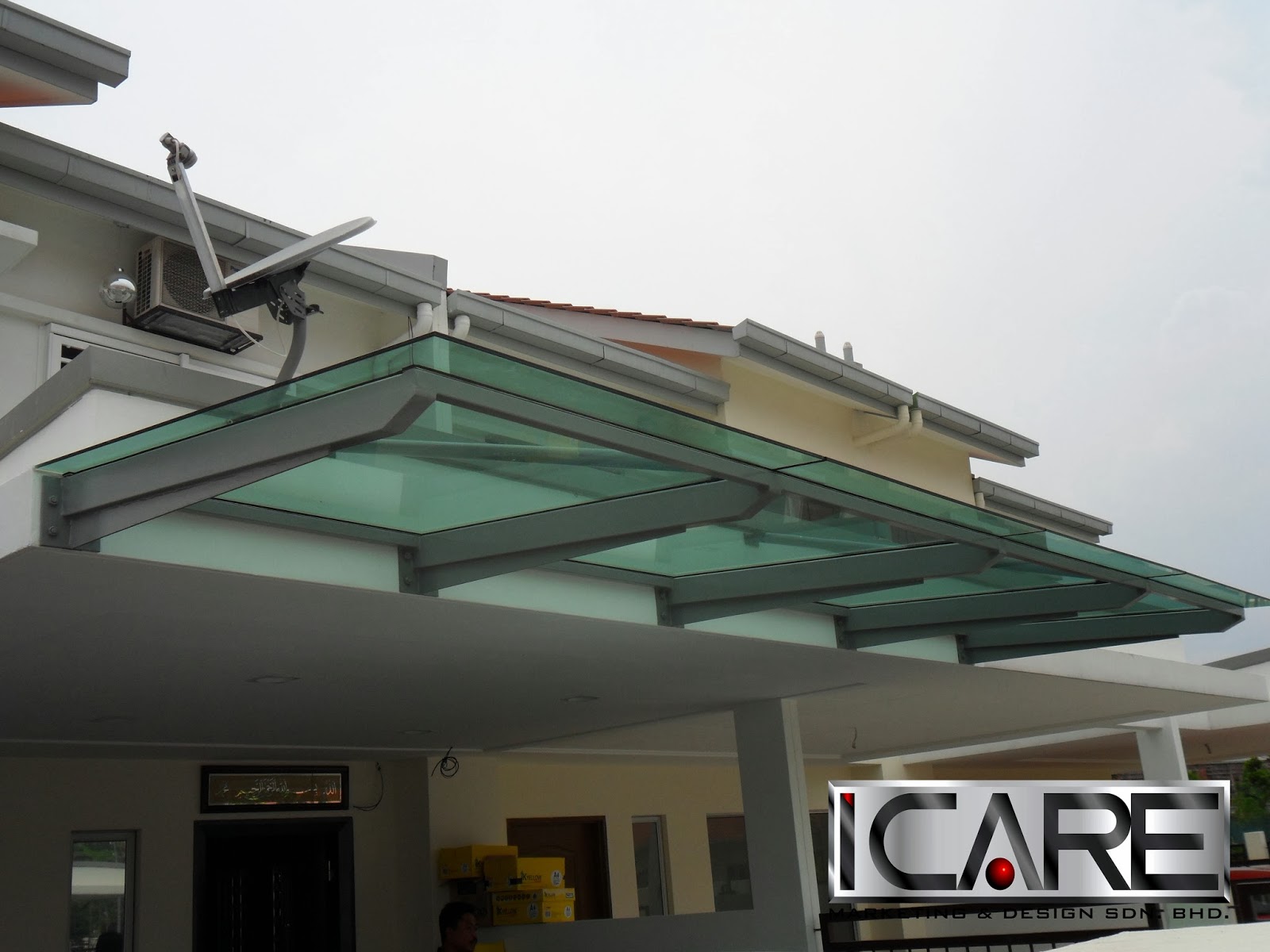 Gate and Roof: Glass Roof .. Modern and Urban is the best choice now a days
