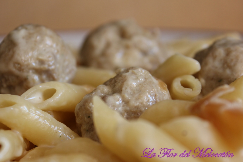 La Flor del Melocotón: MACARRONES CON ALBÓNDIGAS Y CEBOLLA CARAMELIZADA