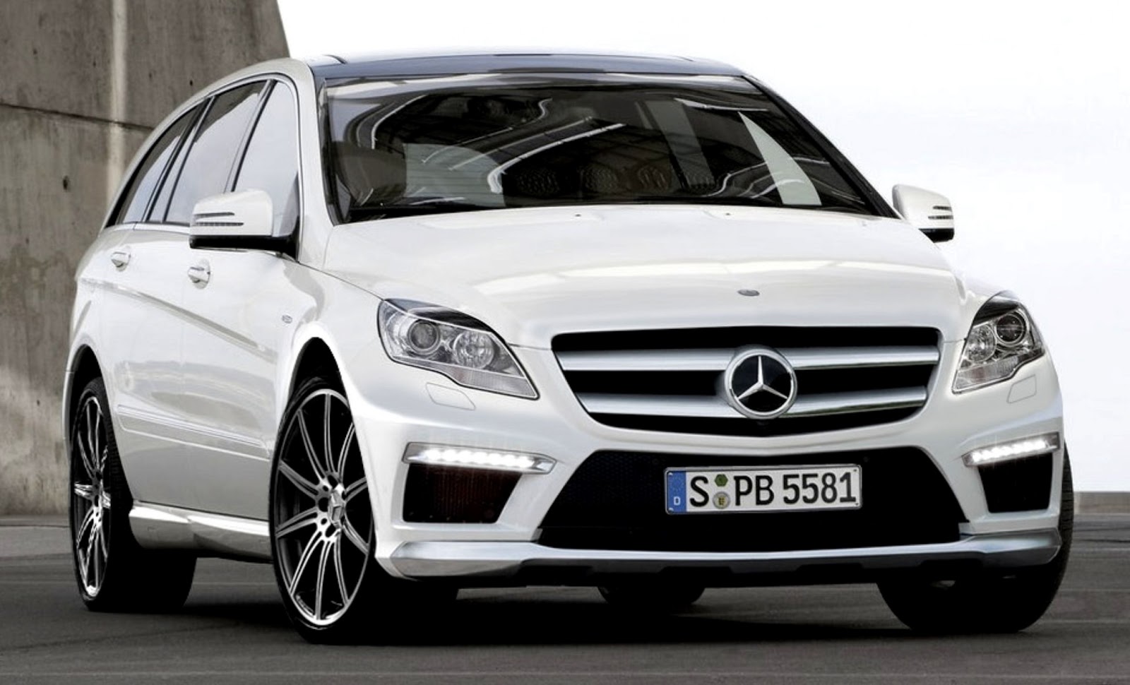 Car al Top 33: Mercedes Classe R: Unisce Eleganza e Sportività