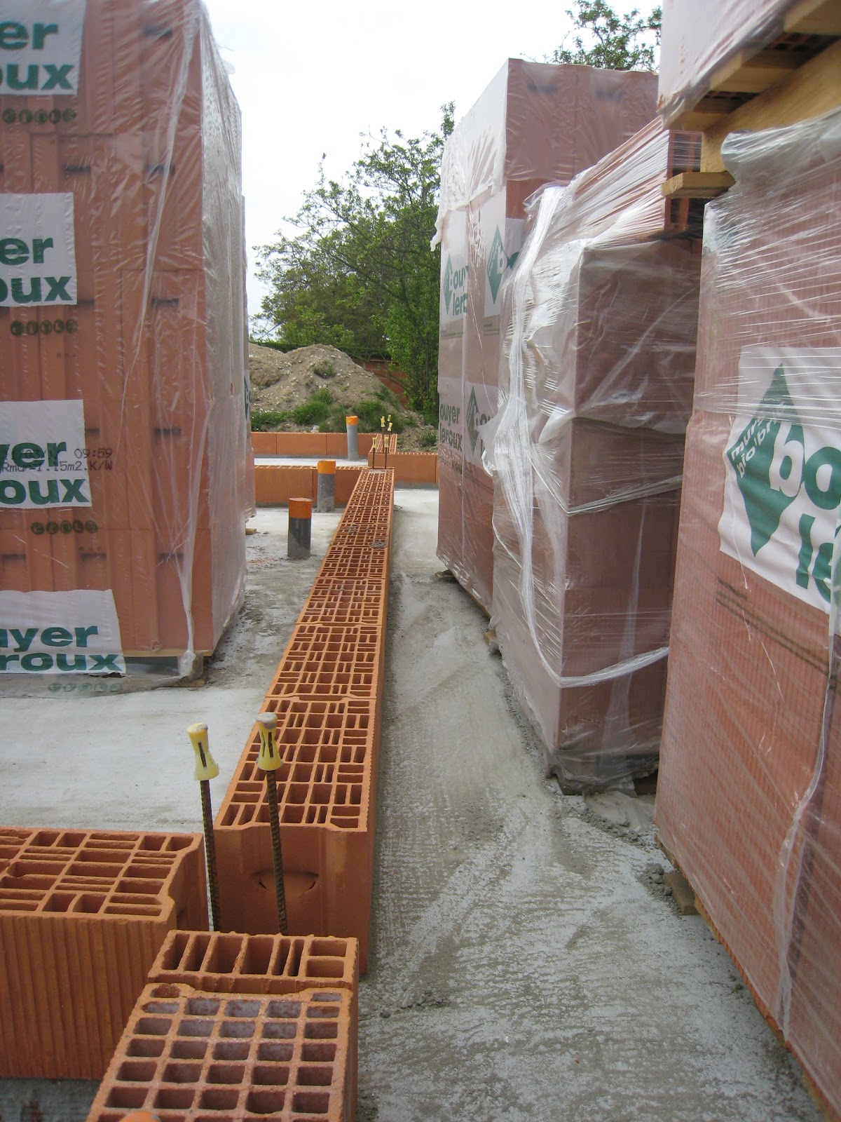 Faire-construire: POSE DU PREMIER RANG DE BRIQUE