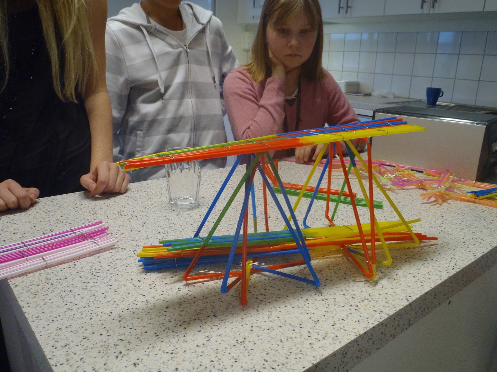 Triangel och konstruktion: Fötter, sugrör och broar