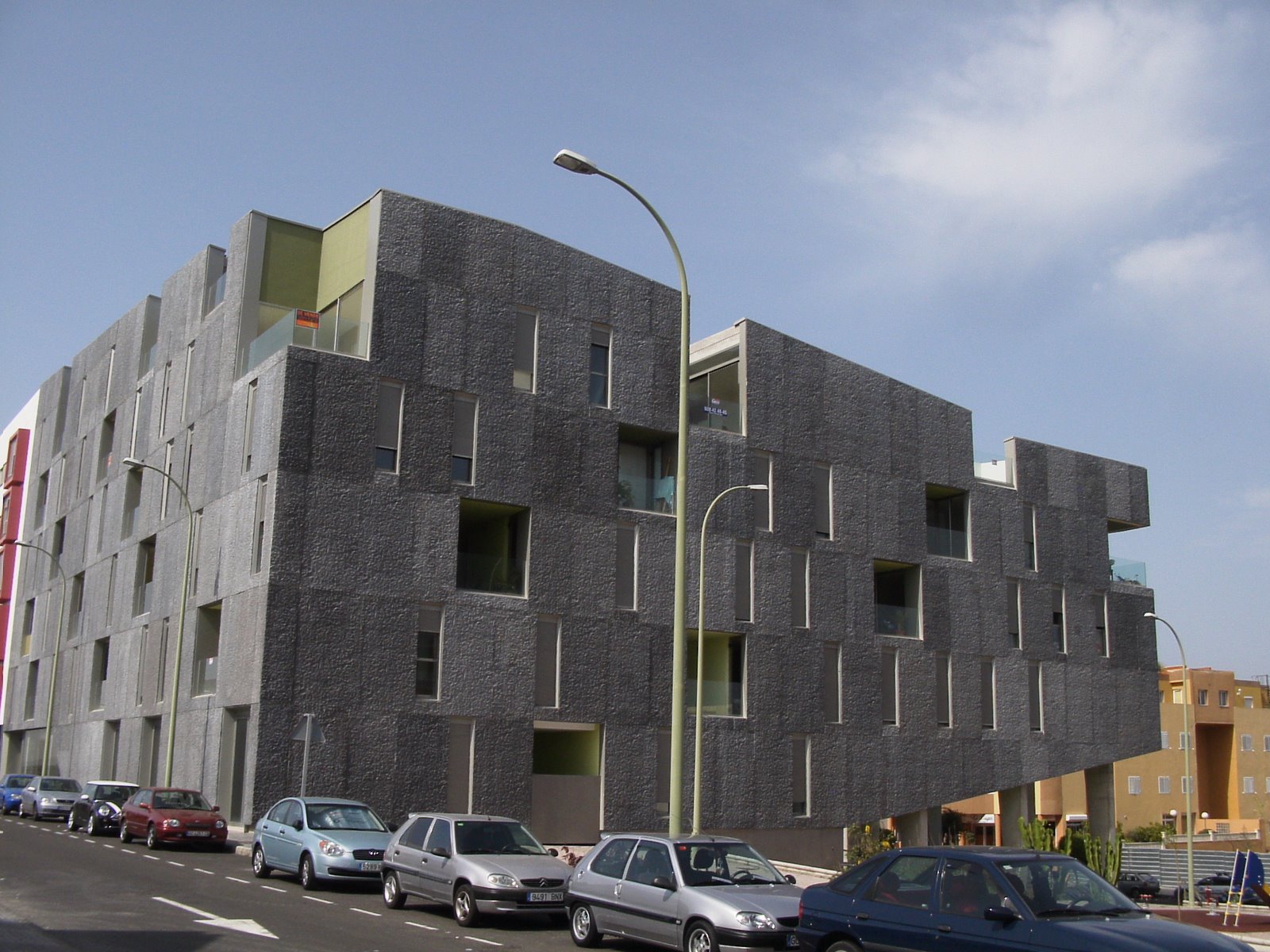 Architectonic Concrete, S.L.: Textured building's façade. Las Palmas de ...