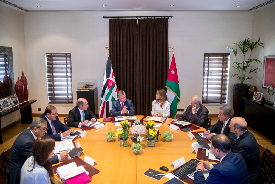 Their Majesties King Abdullah II and Queen Rania chairs a meeting on ...