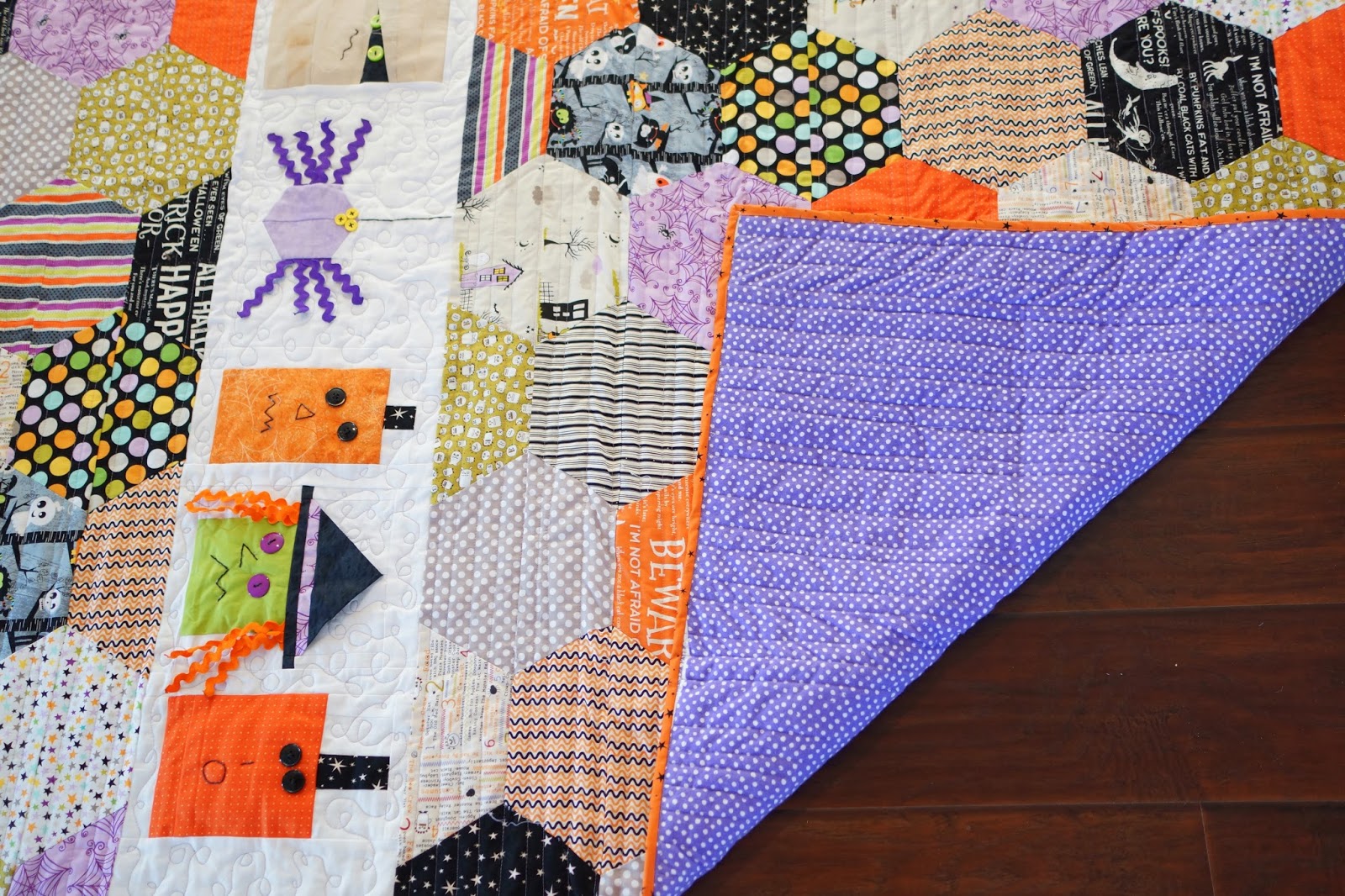 Lo, Ray, & Me: Haunting Hexie Halloween Quilt