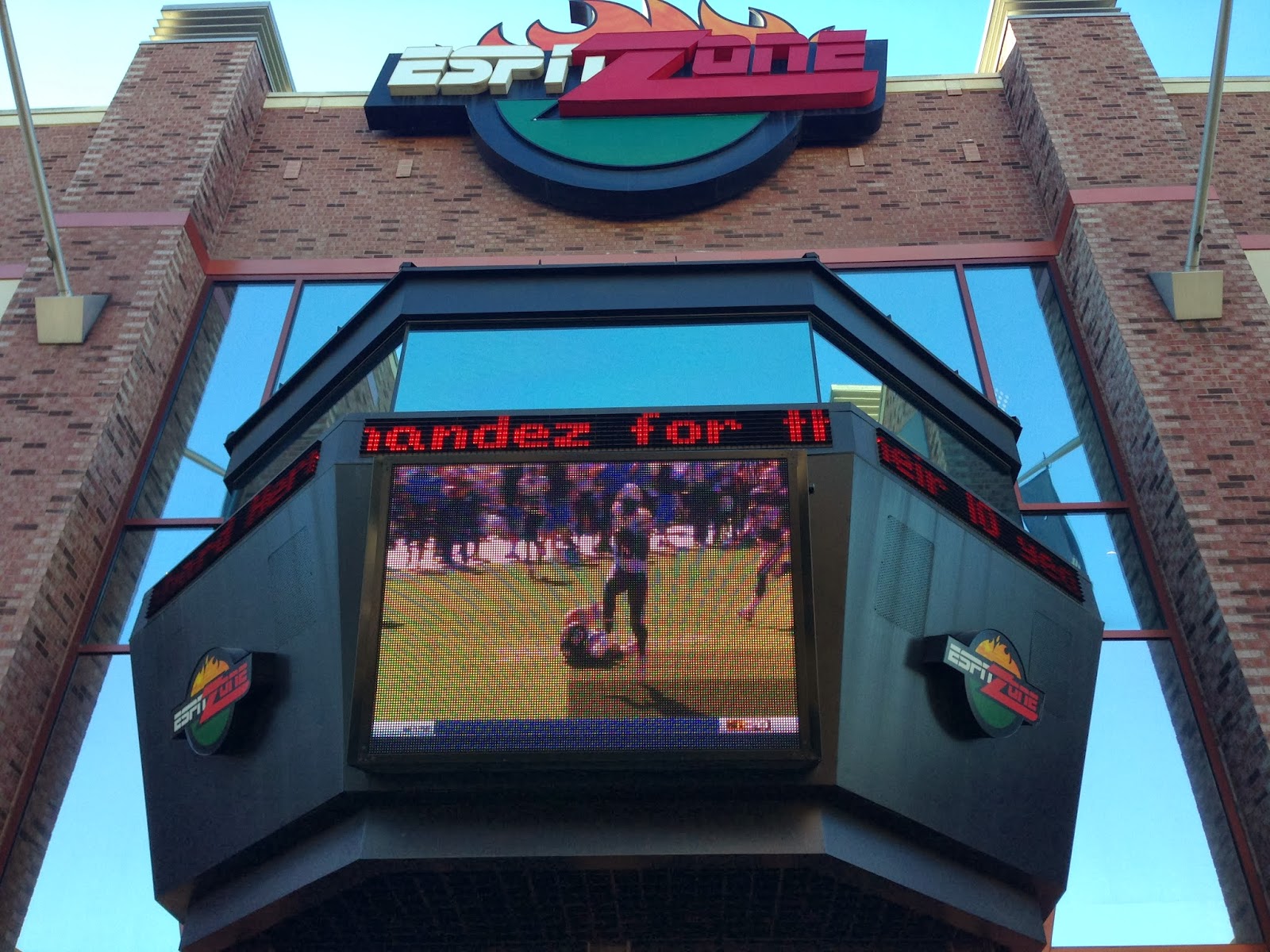 Two Disney Darlings: Restaurant Review: ESPN Zone