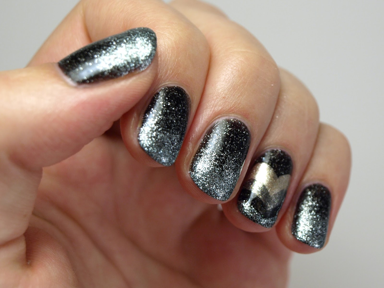 Nail Polish Society: 31DC2013 Day 08: Metallic Nails