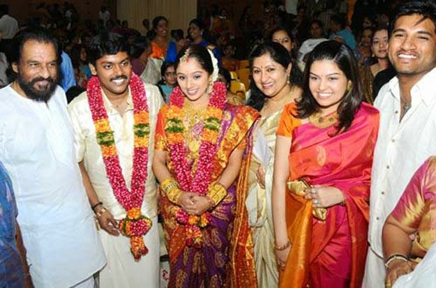Mallu Singer Vidhu Prathap and Wife Deepthi Photos - WOMEN IN SAREE PHOTOS