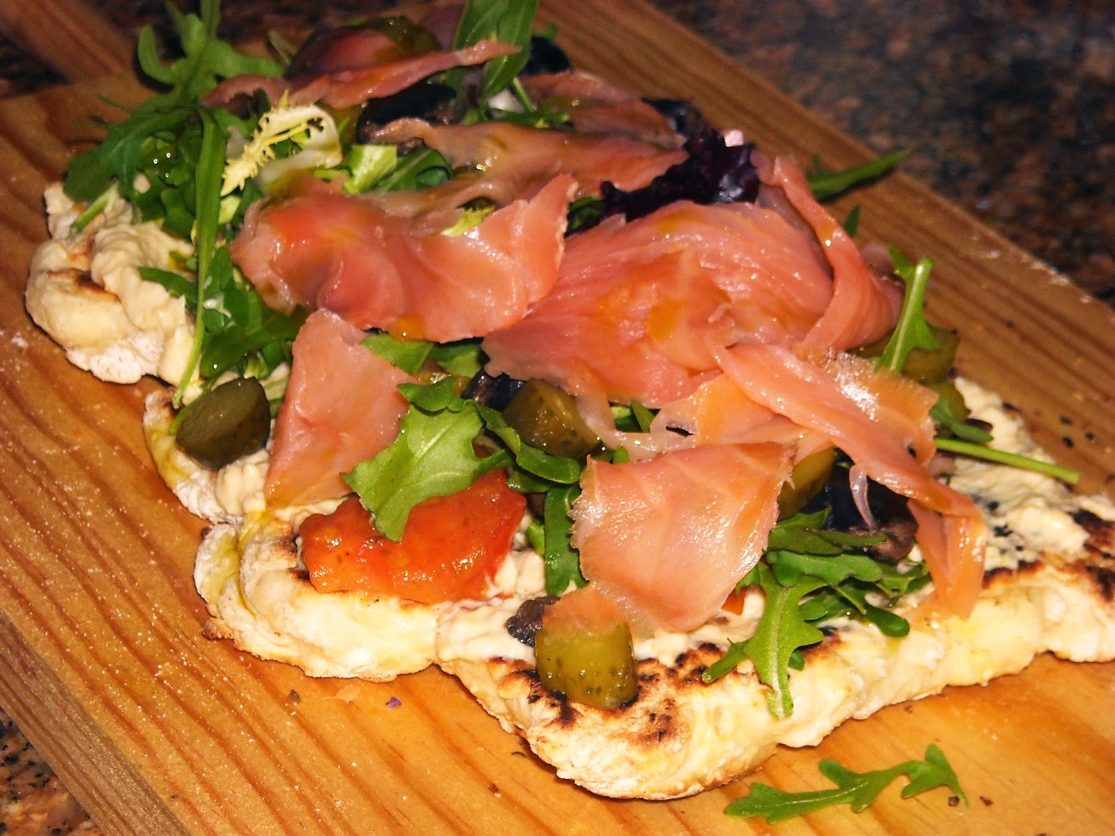 Coisas e Coisinhas: Pão achatado com salmão fumado e hummus de iogurte