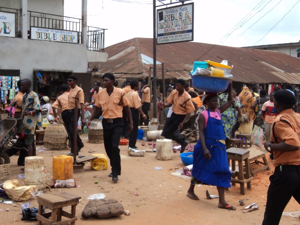 Photos of Nigeria: Edo State Government Evacuates Street Traders (Photos)