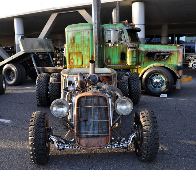 Caronline: the Welder Up crew brought a newish semi to SEMA! Cool! I ...