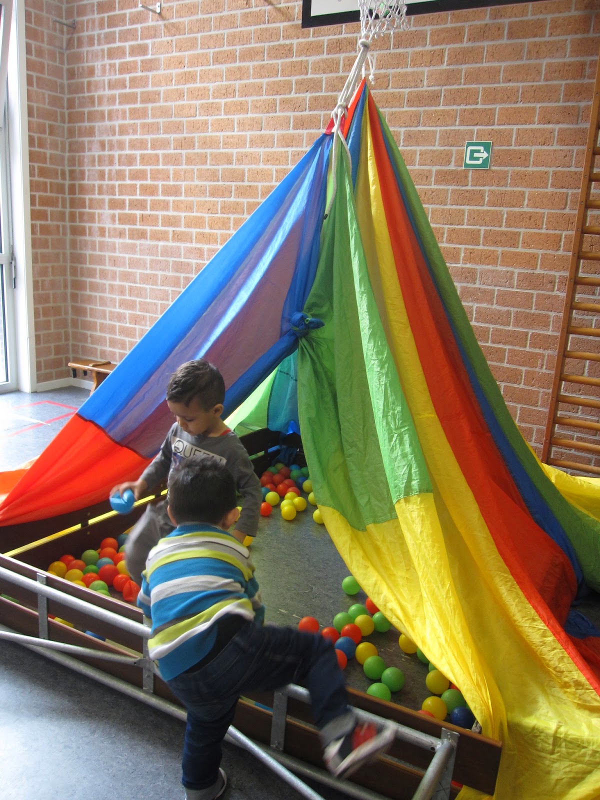 Vlinderklas: Samen turnen met juf Dora: in het ballenbad, onder de ...