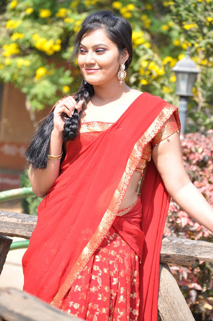Indian Actress Photo Gallery : Samasthi Clevage Pics in Red Saree