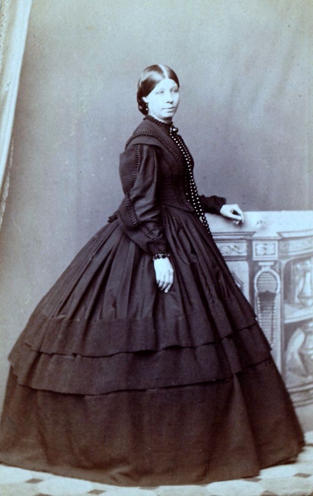 Victorian Widows: Graceful Photos of Young Women in Mourning Dresses ...