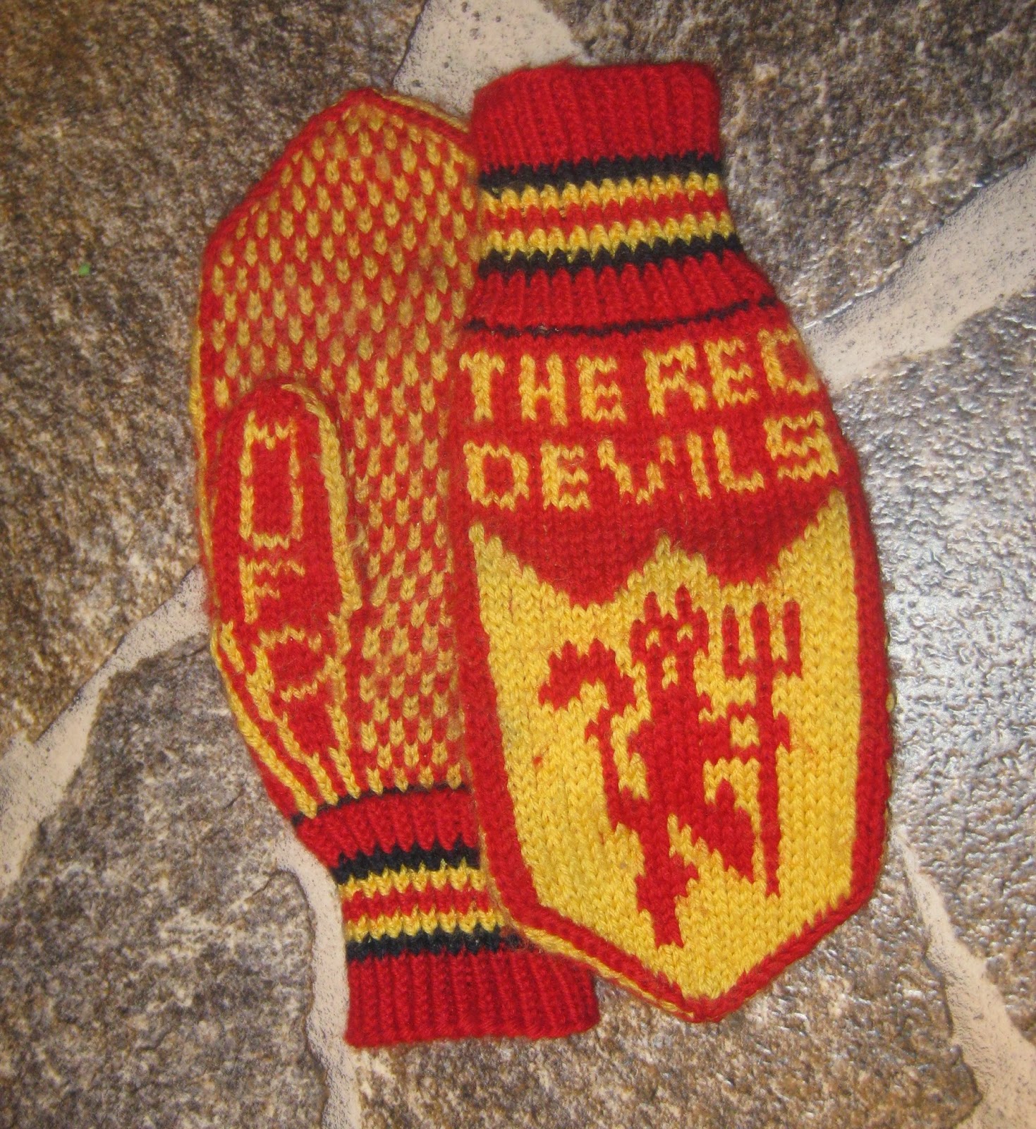 Perlestrikk: Manchester United - votter. Nå med gratis mønster. Free ...