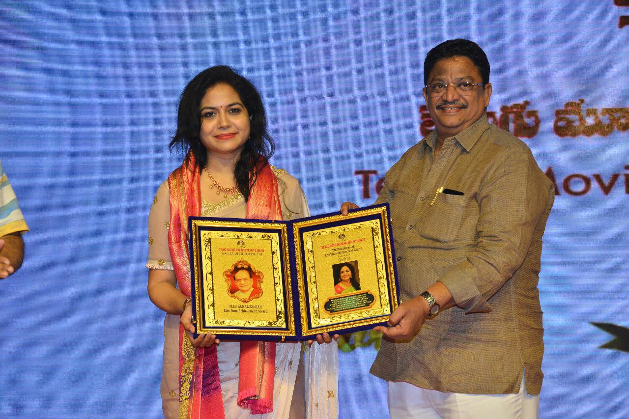 Indian Beautiful Singer Sunitha Photo Shoot In Traditional White Saree ...