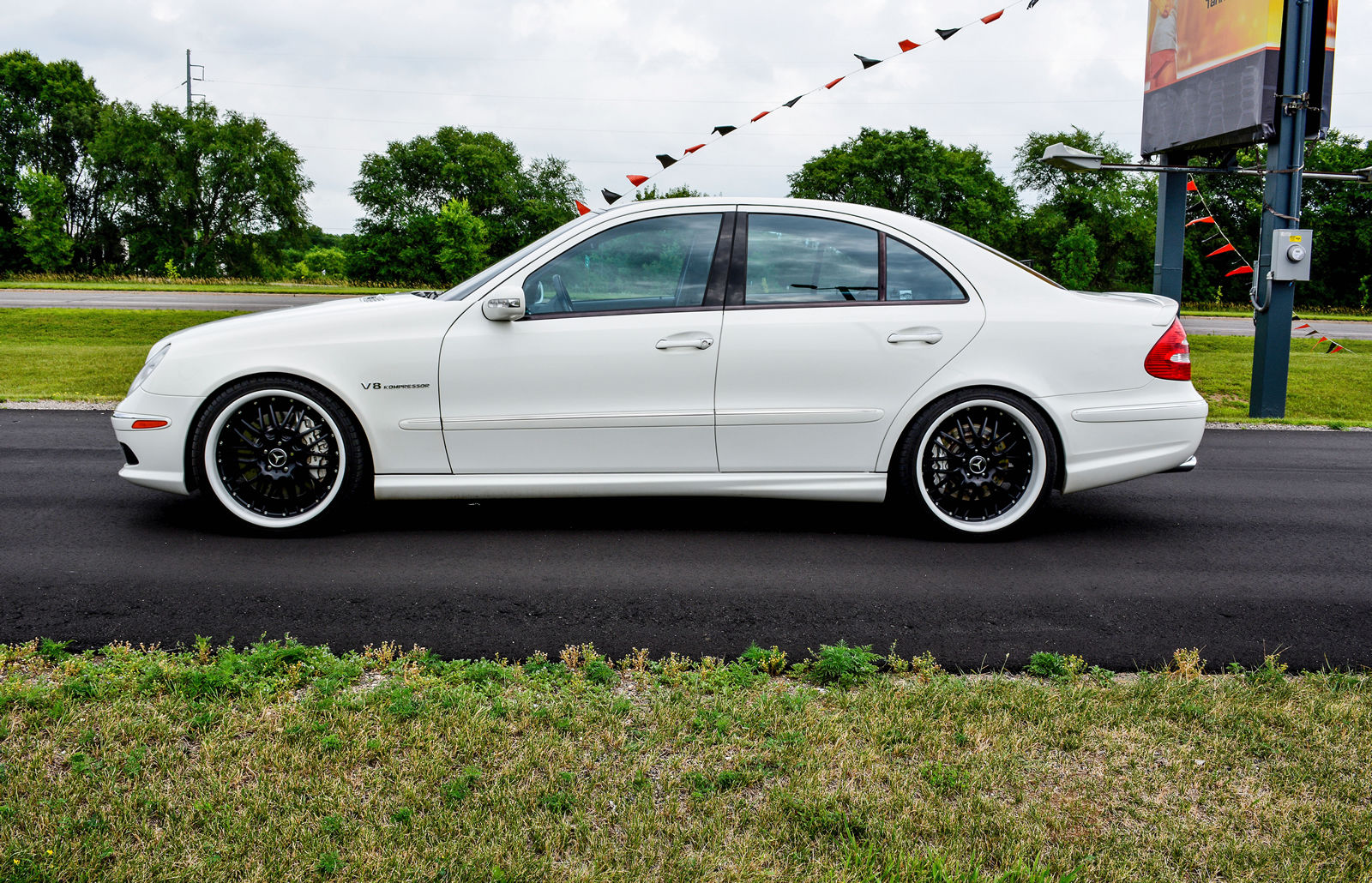 Mercedes-Benz W211 E55 AMG White on Black | BENZTUNING