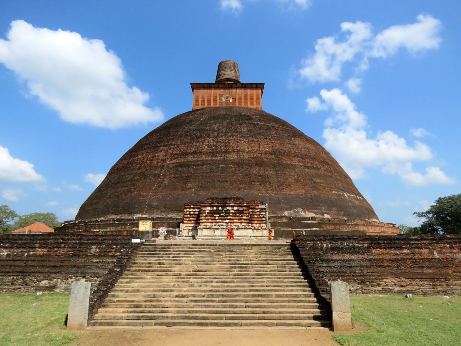 ANICCASIGHT: Stupa Built Up With 100 Million Bricks - Anuradhapura