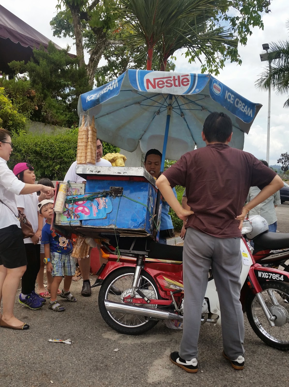 Waiii Sek Meowsss: Ice Cream Man on Motorcycle