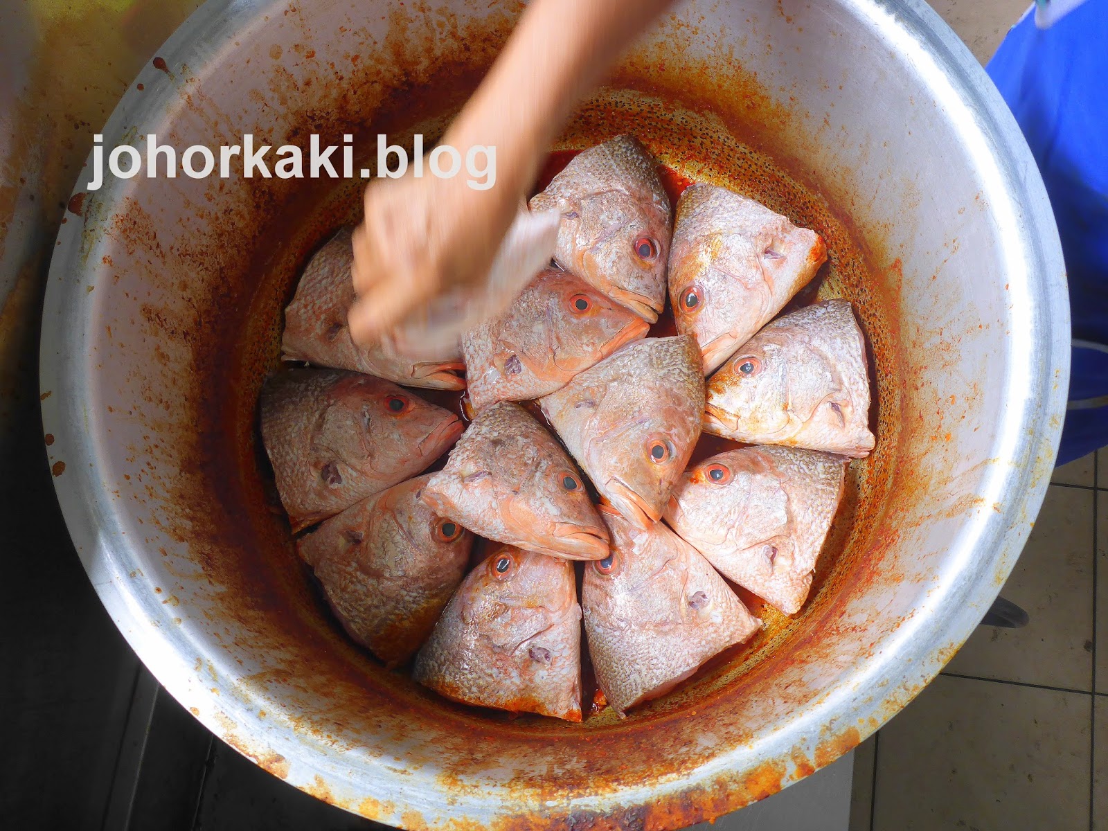 Asam Pedas Mak Limah in Batu Pahat (Rasa Idaman Asli) ⭐⭐⭐⭐ |Tony Johor ...