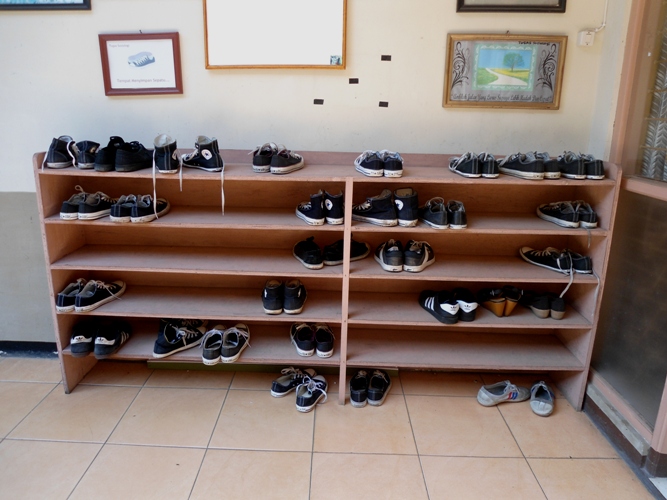 PERPUSTAKAAN SMAN 1 Bandung: Simpanlah Sepatu Pada Tempatnya