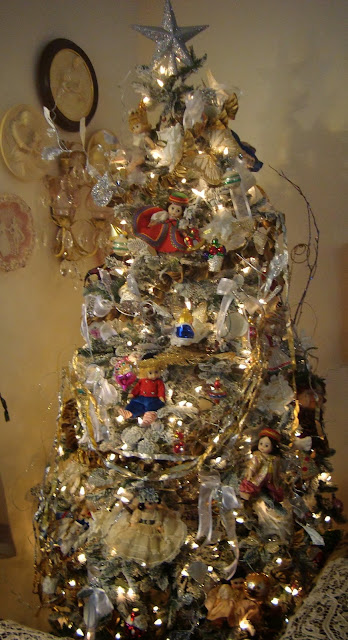 Martha's Favorites: CHRISTMAS TREE AND TEA CUPS!