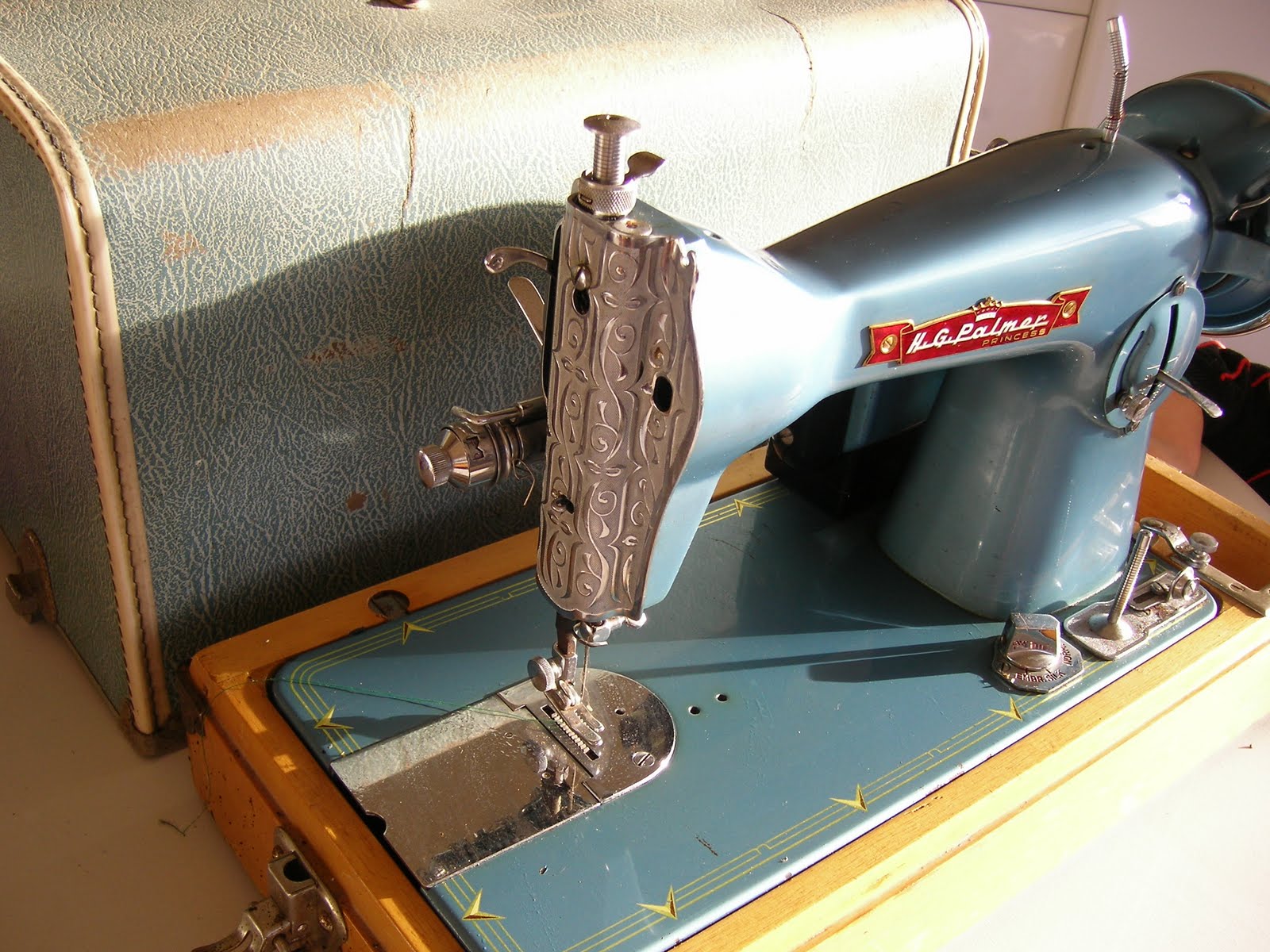 Clares Place: A Blue Sewing Machine?!
