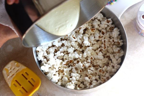 ELLA MODERN: White Chocolate Confetti Popcorn... For The Grammy's