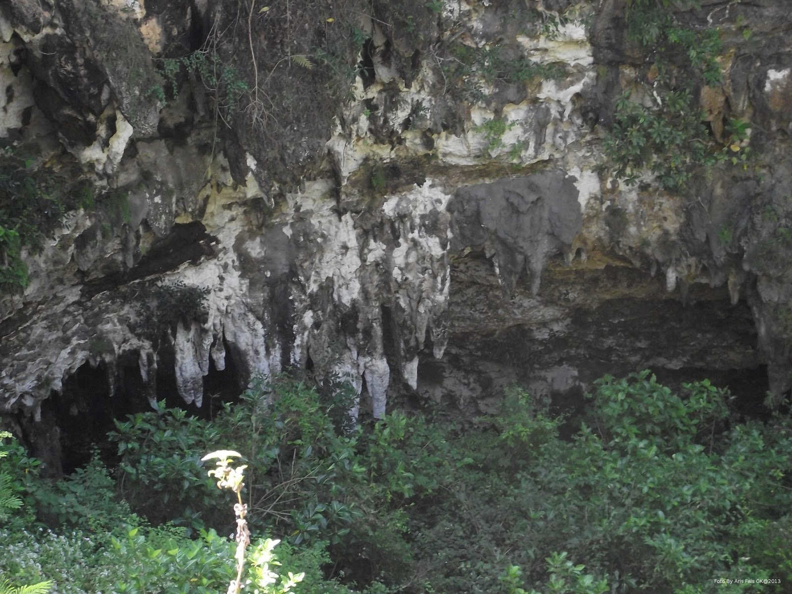 HOTEL AND BEACH TOUR GUNUNGKIDUL: GOA KARS NGINGRONG