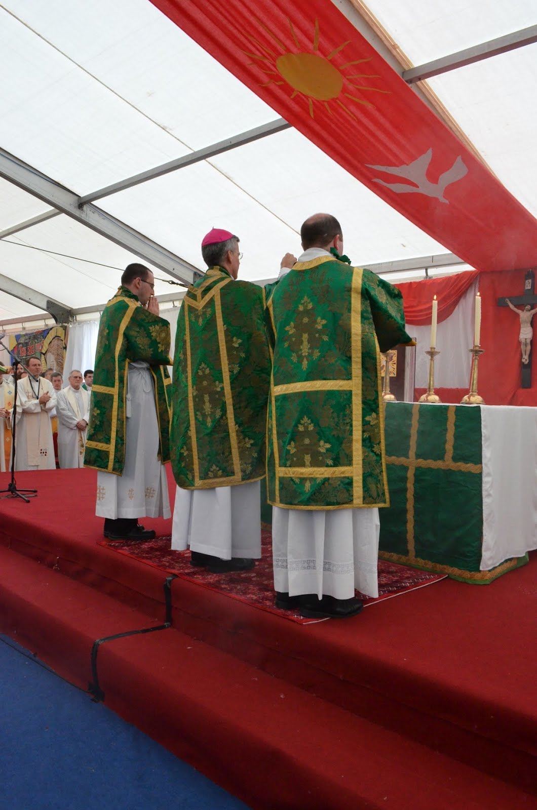 New Liturgical Movement: Yet Another Outdoor Mass -- This Time from Ireland