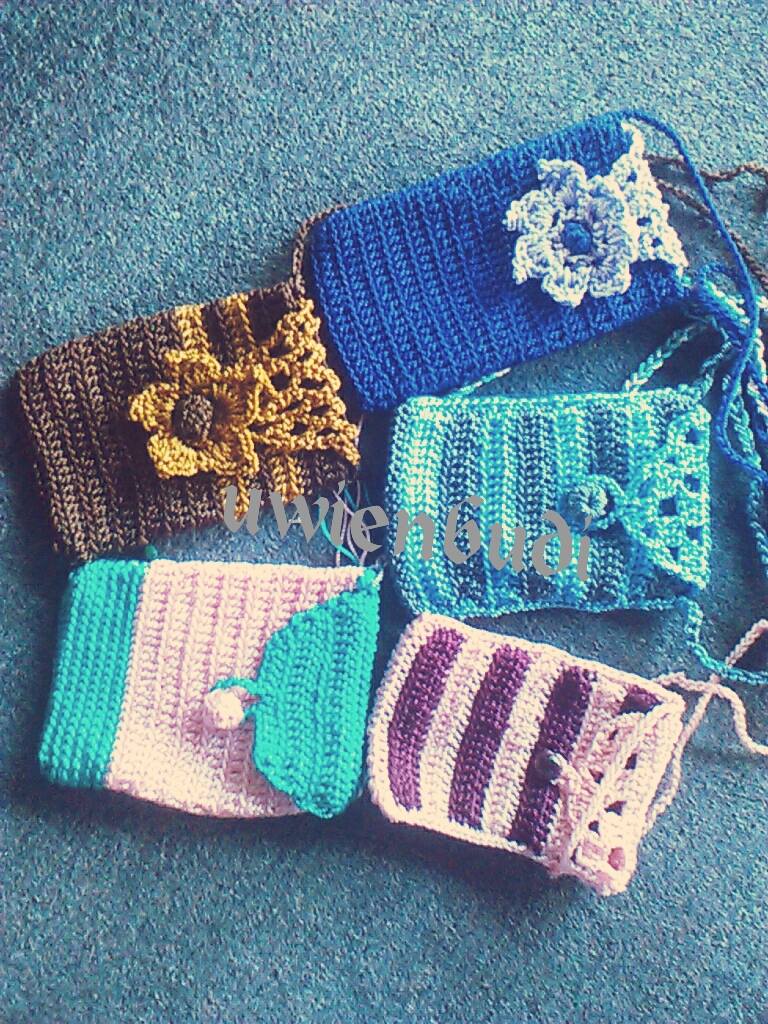 Kalau yang ini tas hape, ukurannya seukuran hape jaman sekarang.