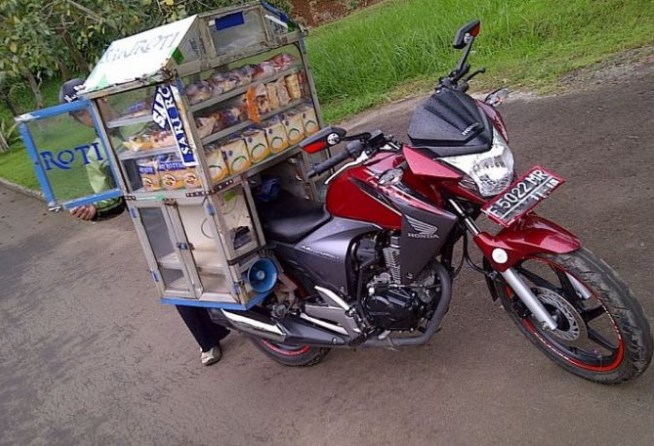 [FOTO] Keren! 10 Pedagang ini Jualan Keliling Menggunakan Motor Sport ...