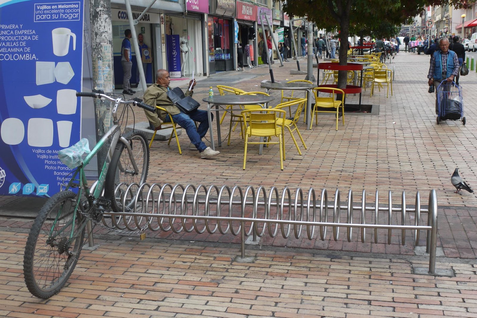 Mike's Bogota Blog: Petro's Empty Bike Racks