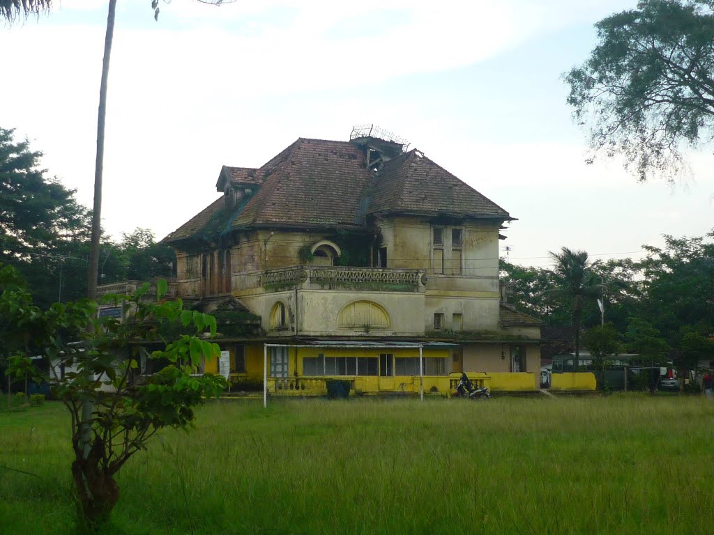 Kembali ke Masa Lalu, Melalui Gedung Kuning Di Kota Ungaran.