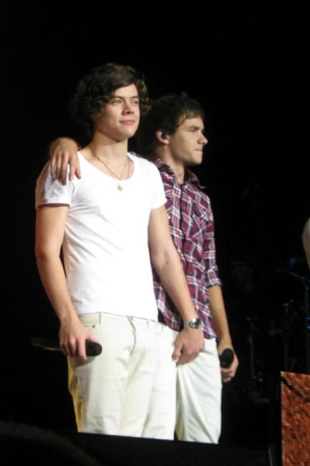 Miong21 @ Blogspot: One Direction crotch grab