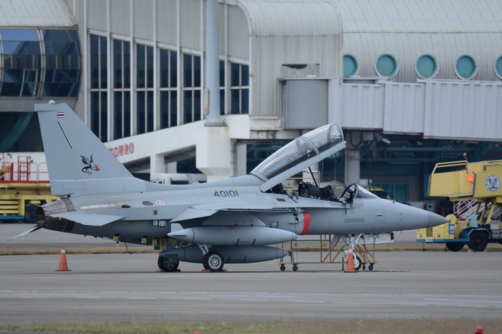 THAIDEFENSE-NEWS: ภาพ T-50TH ระหว่างเส้นทางบินนำส่ง..