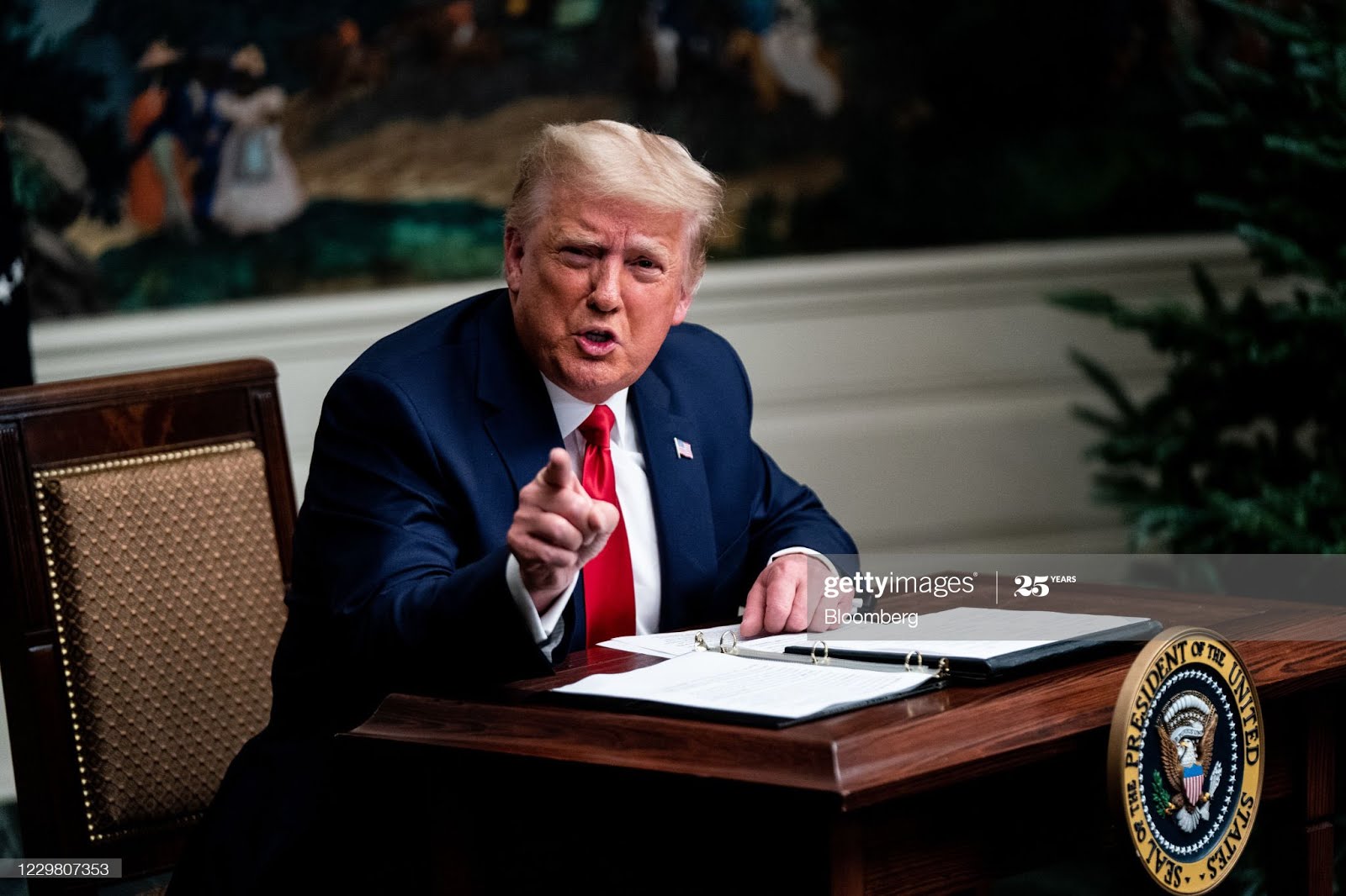 Words of Wonder: Donald Trump sitting behind a ‘tiny desk’ for ...